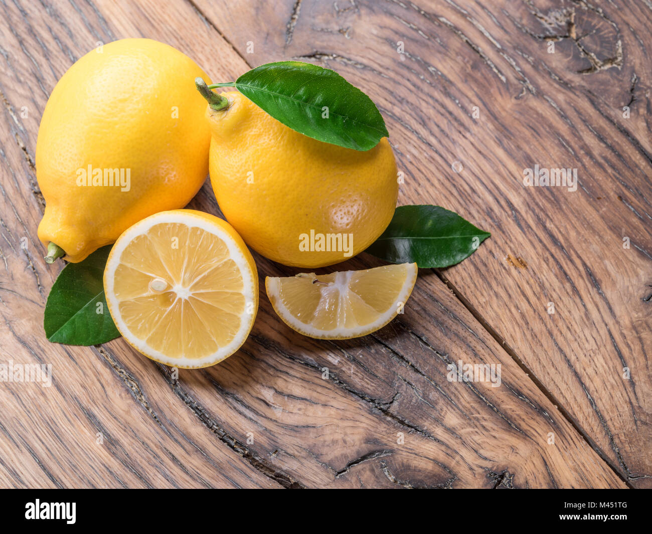 Deux feuilles de citron Banque de photographies et d’images à haute ...