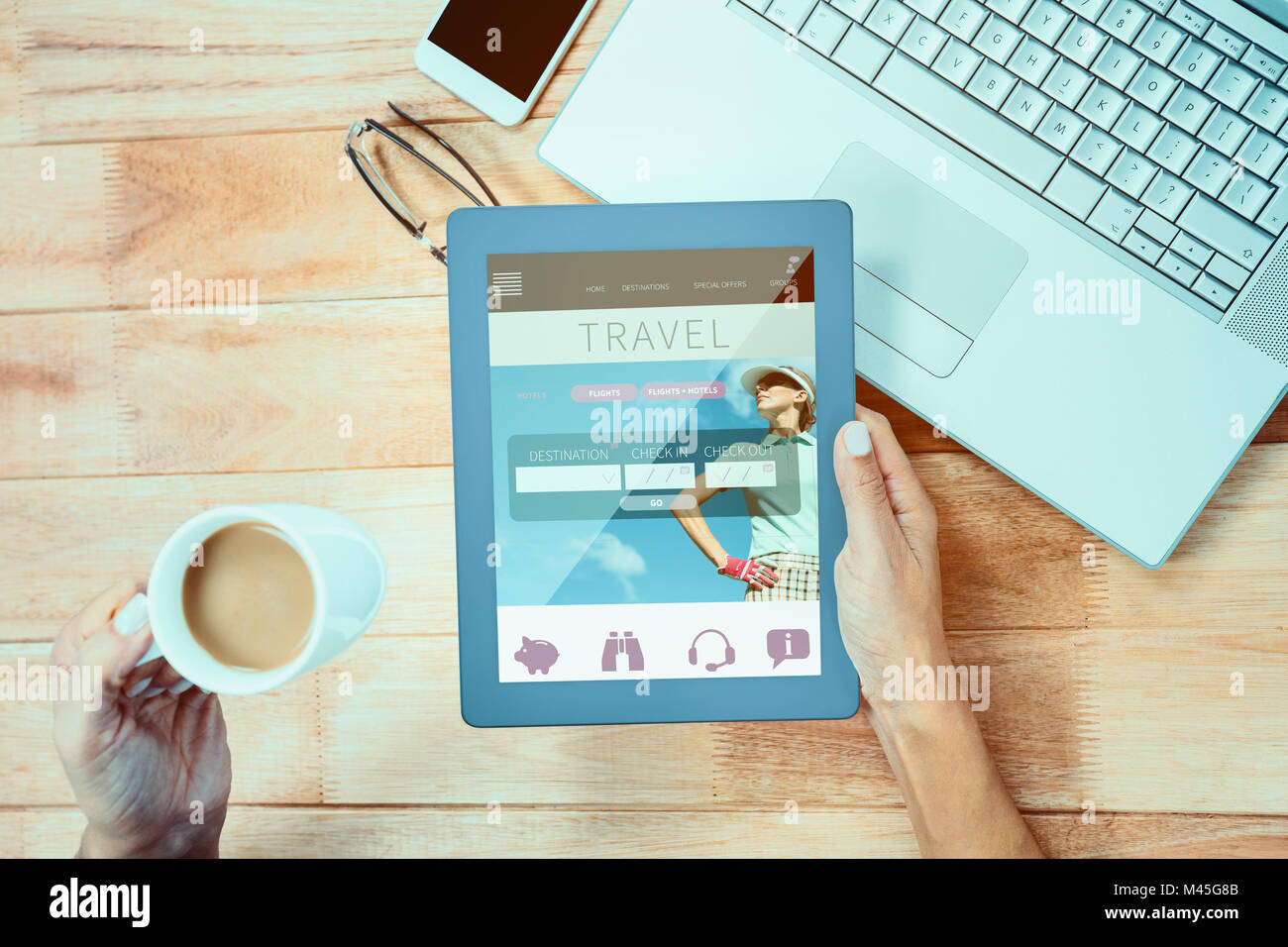 Image composite des frais généraux de l'aide de la main féminine tablet ...