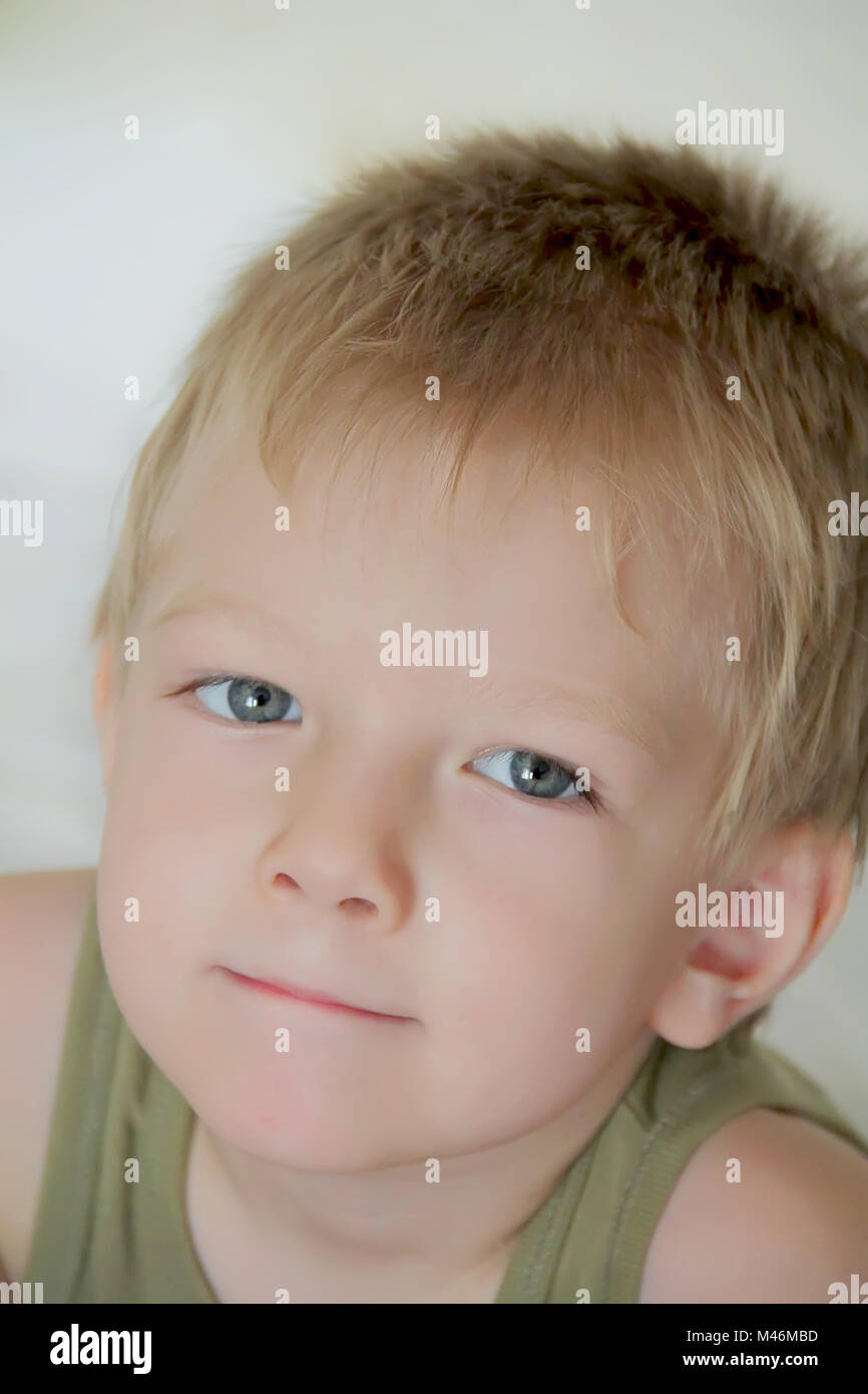 Cheveux blonds garçon aux yeux bleus Banque de photographies et d ...