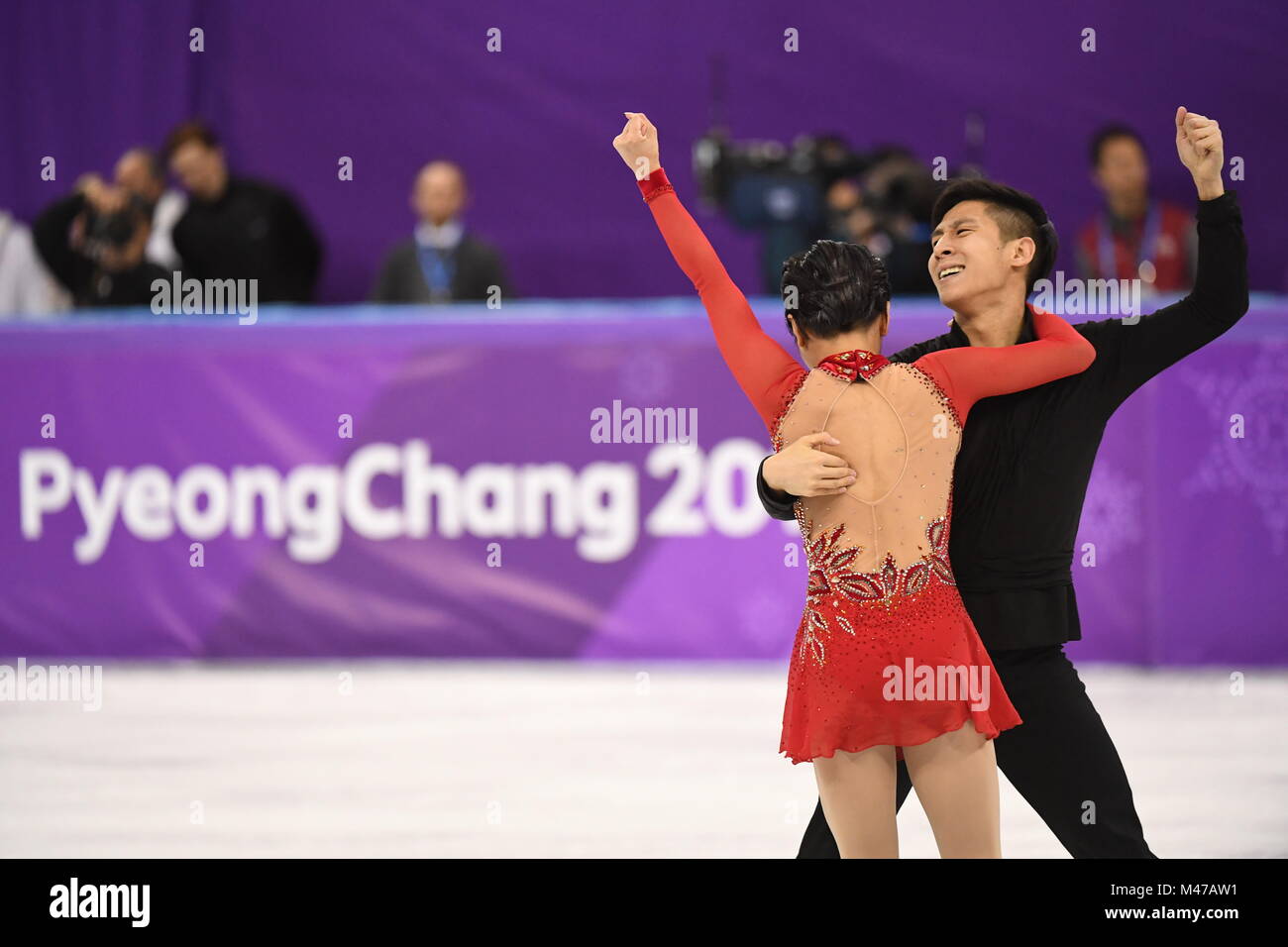 Pyeongchang, Corée du Sud. Feb 15, 2018. Wenjing Sui (avant) et Han Cong de Chine célèbrent ...