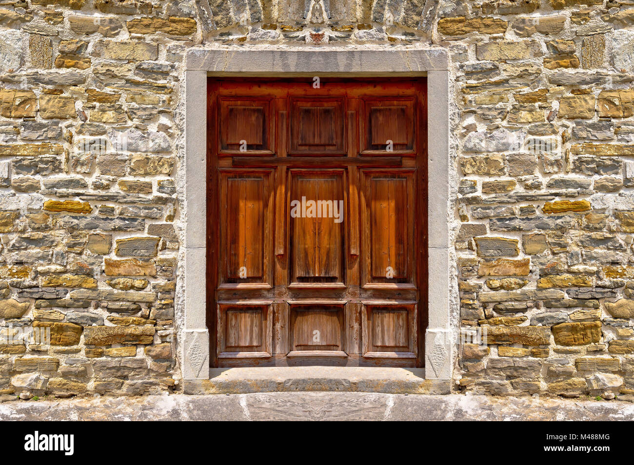 Mur de pierre porte en bois Banque de photographies et d’images à haute ...