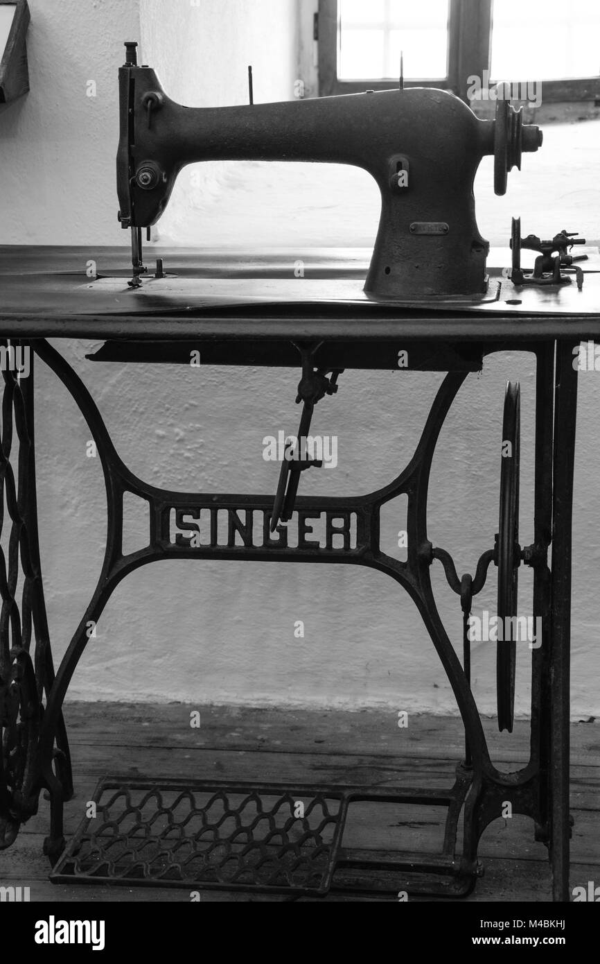 Un ancien 'Singer' manuel machine à coudre à pédale Photo Stock - Alamy