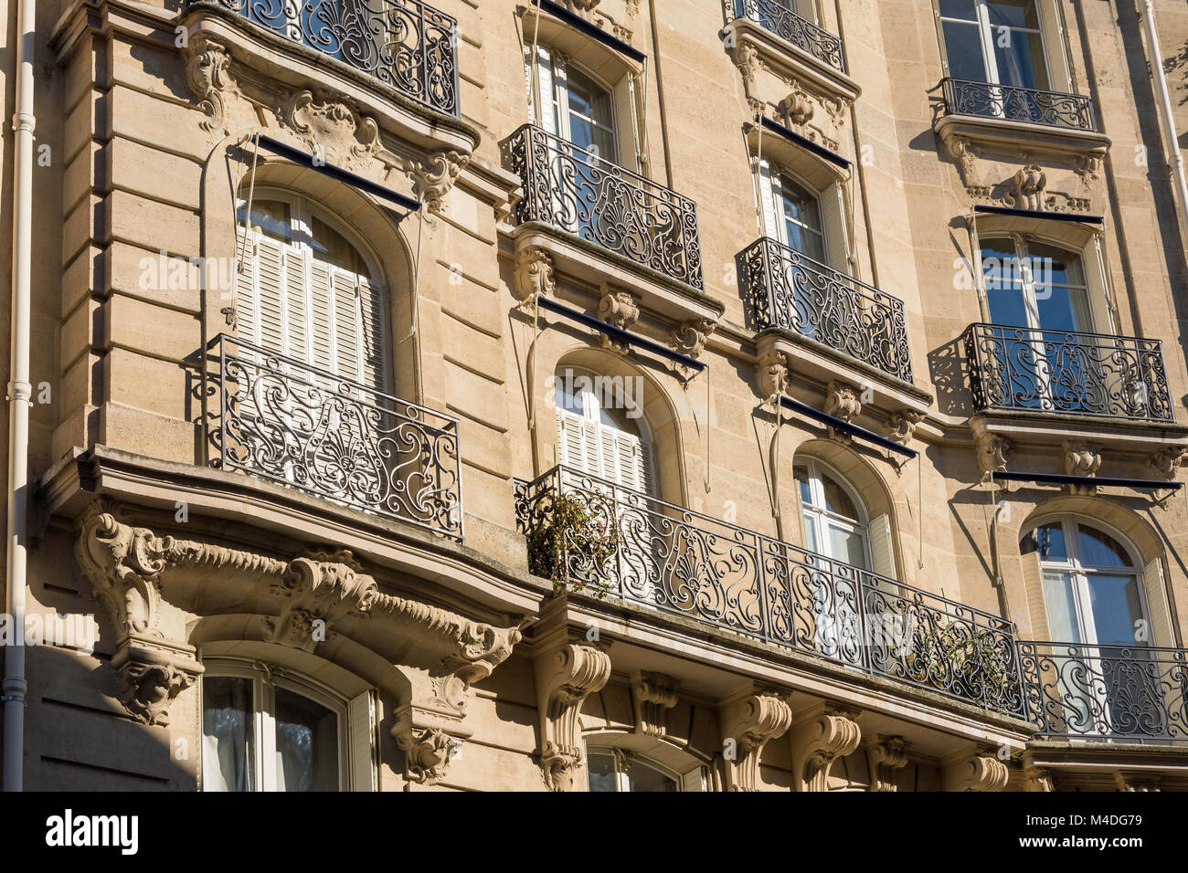 Balcons paris Banque de photographies et d’images à haute résolution ...