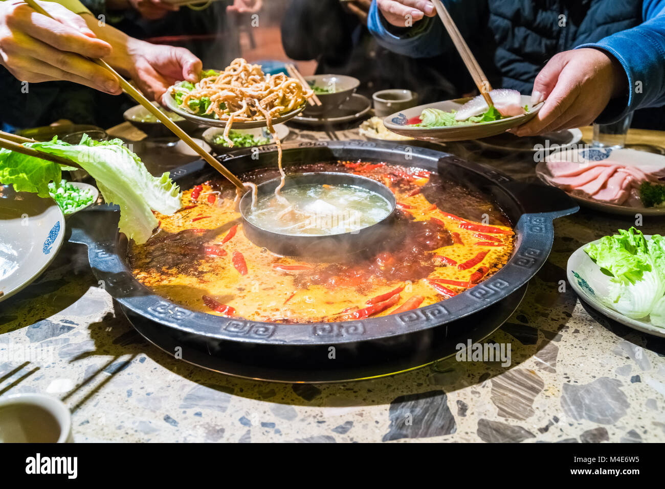 Hotpot plat alimentaire traditionnel Banque de photographies et d’images à haute résolution - Alamy