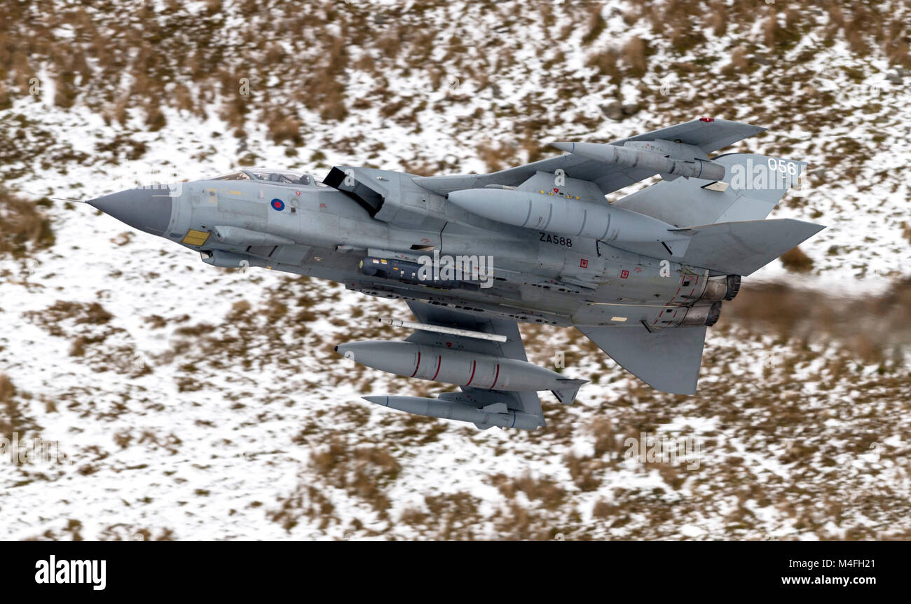 RAF Tornado GR4 sur un vol d'entraînement de vol de bas niveau pendant l'hiver dans le Mach Loop ...