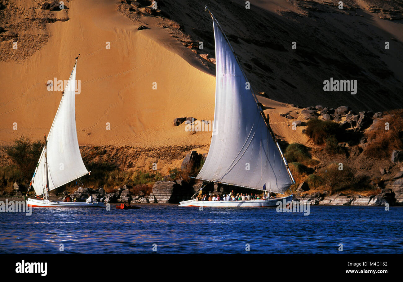 Felouques sur le Nil à Assouan, Egypte Photo Stock - Alamy
