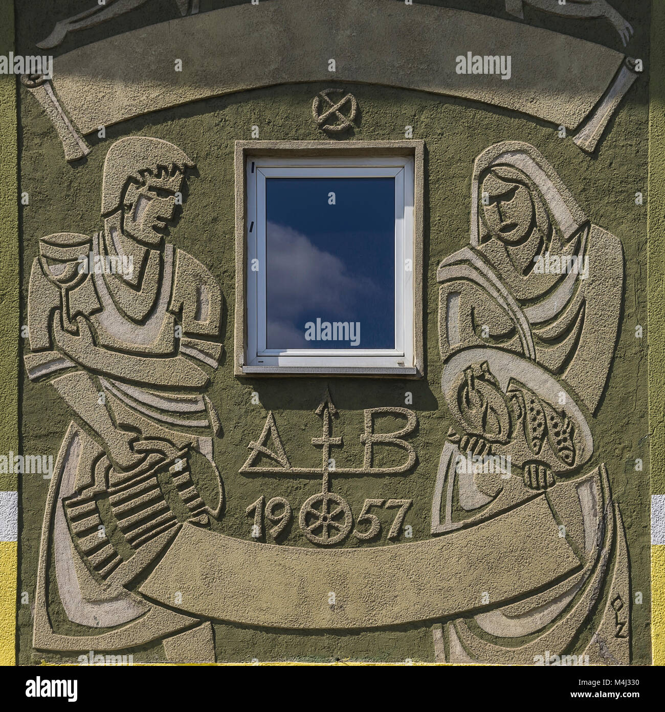 Fresque historique de 1957 de secours à un bâtiment résidentiel urbain ...