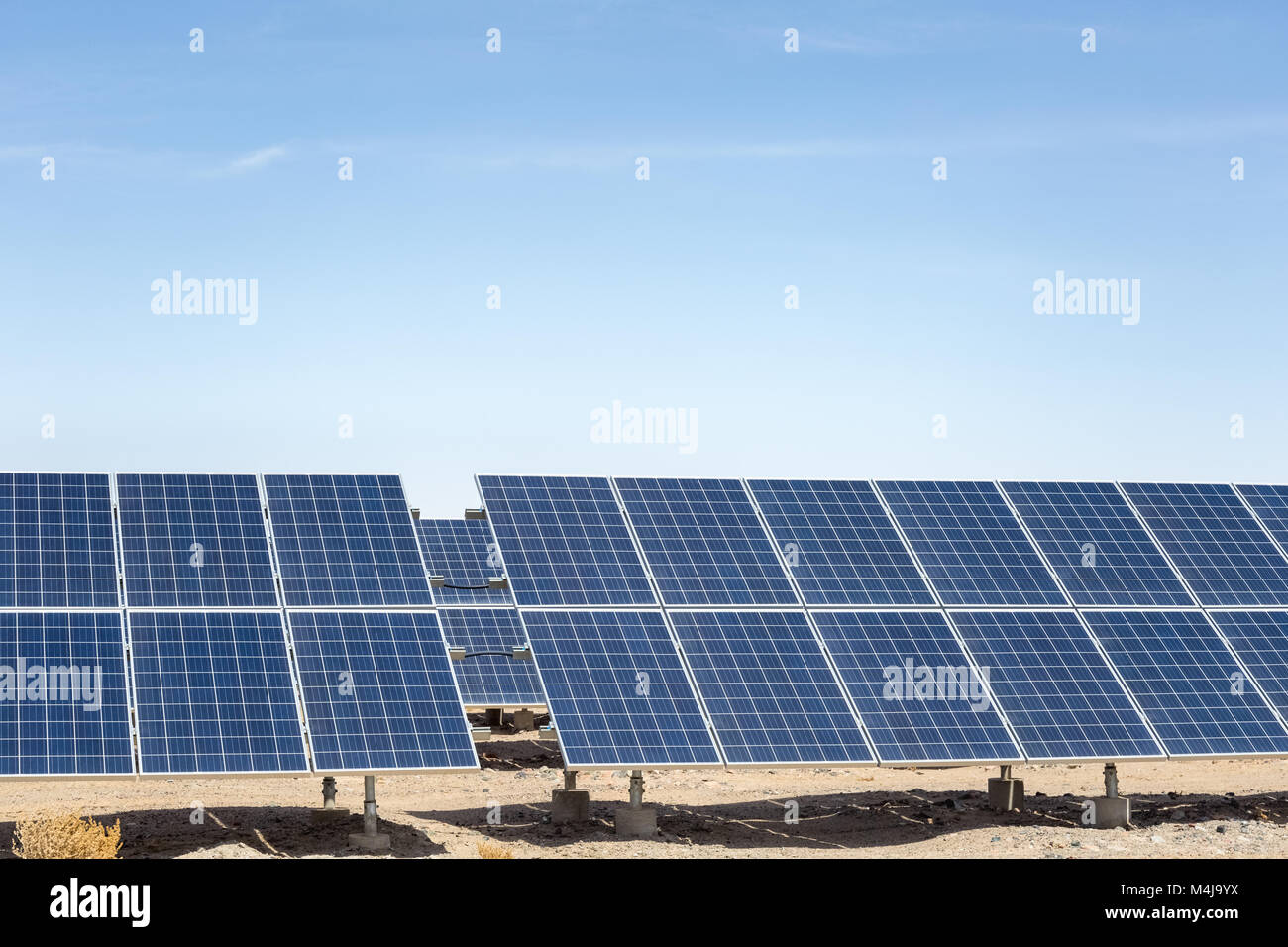 Solar panels desert Banque de photographies et d’images à haute ...
