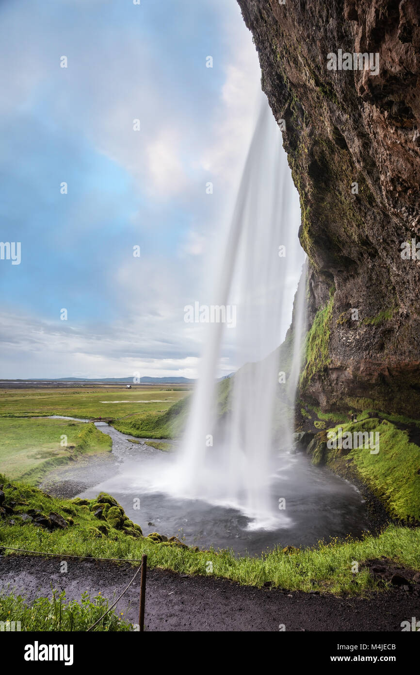 Rocher sous la cascade Banque de photographies et d’images à haute ...