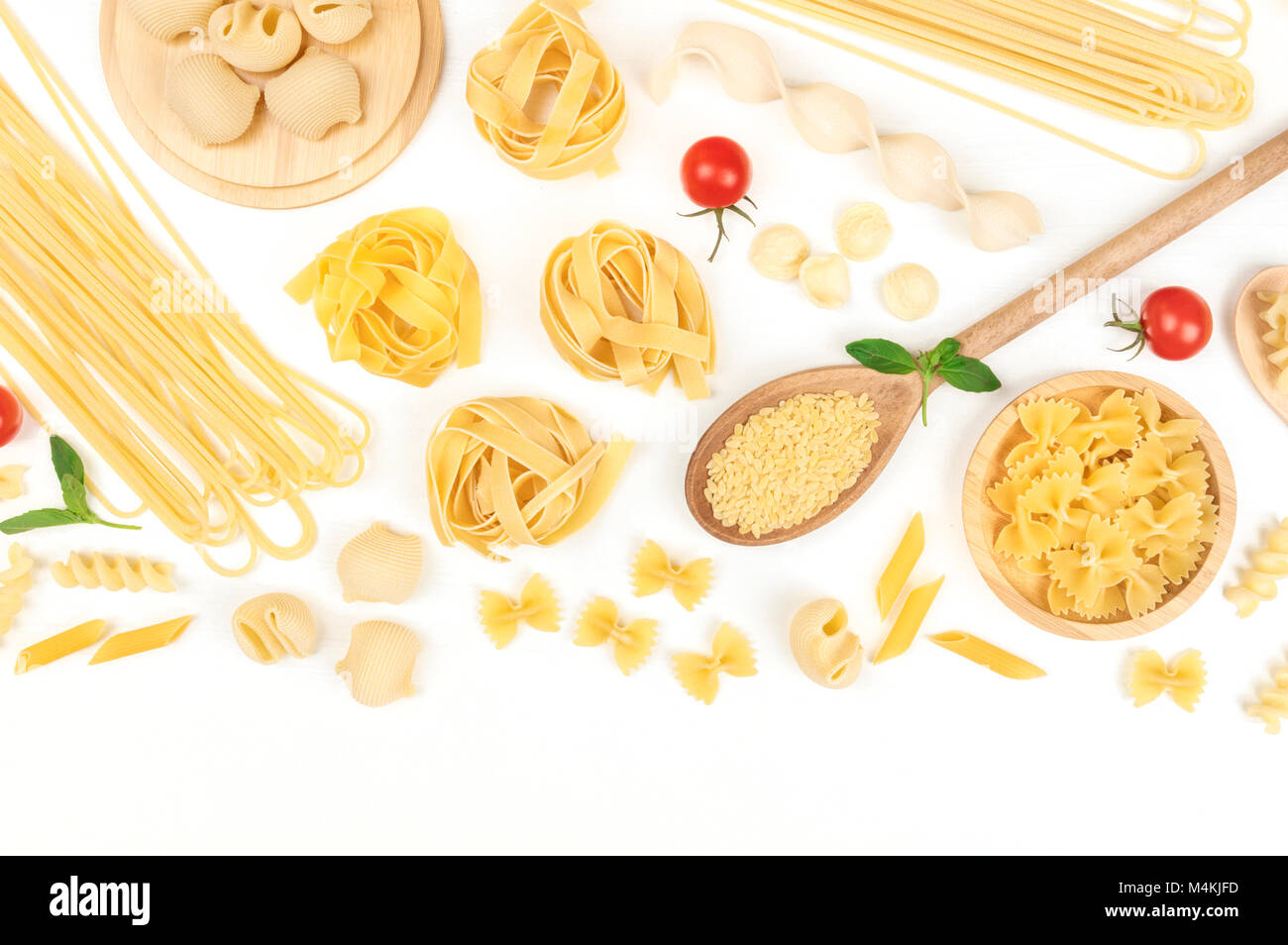 Photo prise à la verticale de différents types de pâtes sur white with ...