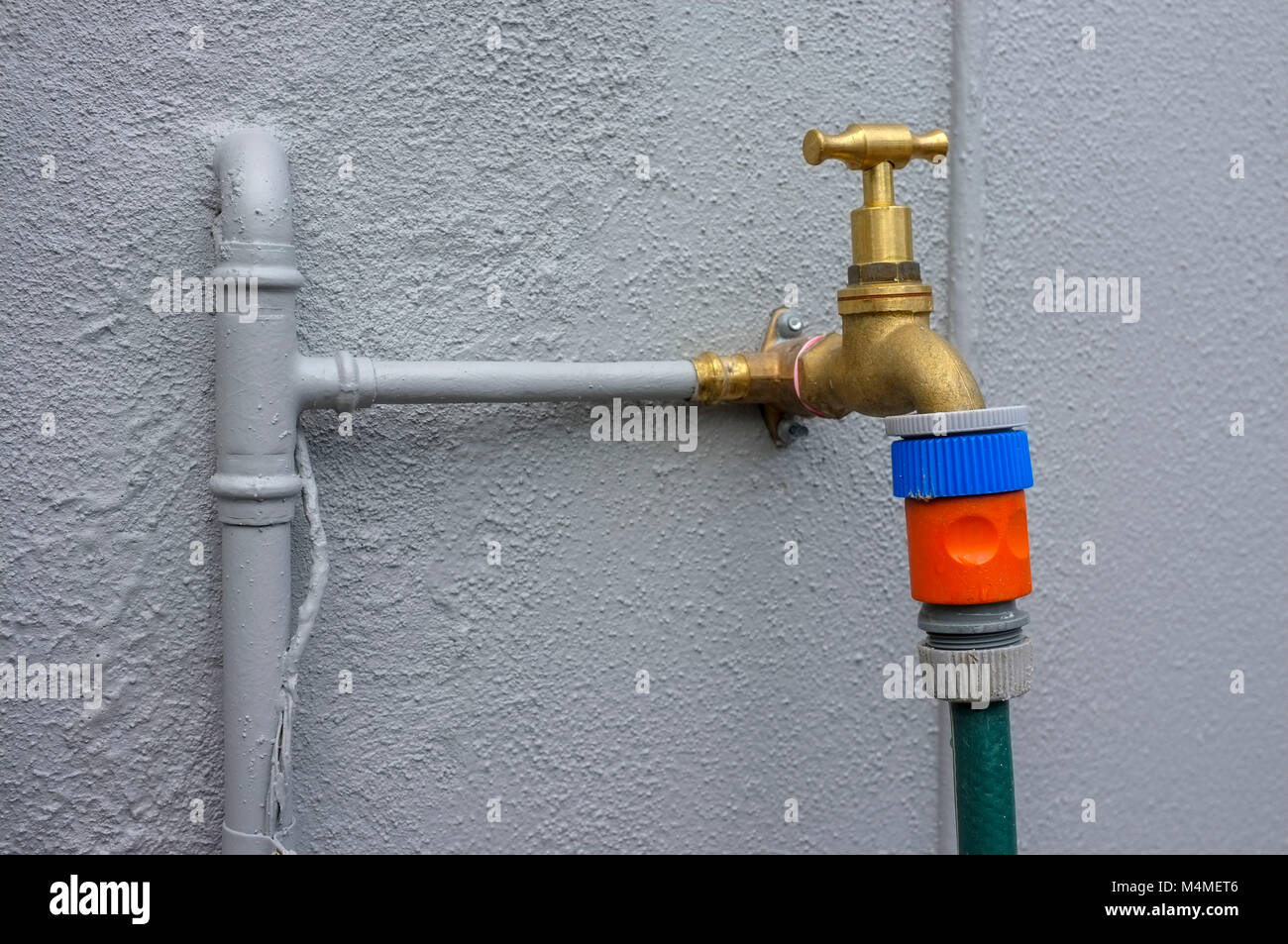 Un robinet d'eau avec de l'eau branchement du flexible Photo Stock - Alamy