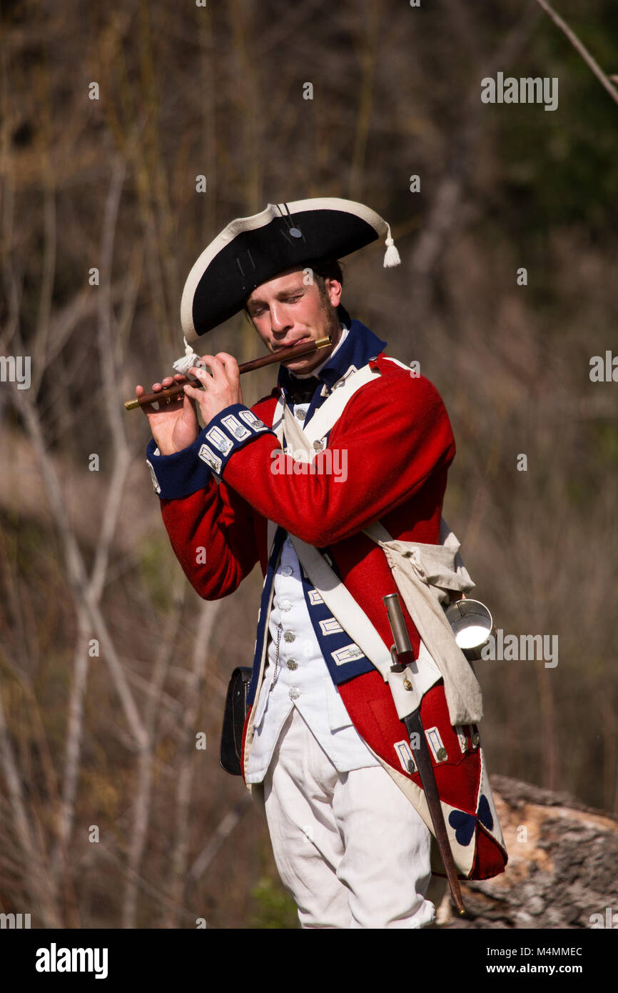 La lecture d'un soldat anglais pendant une reconstitution de Fife la ...