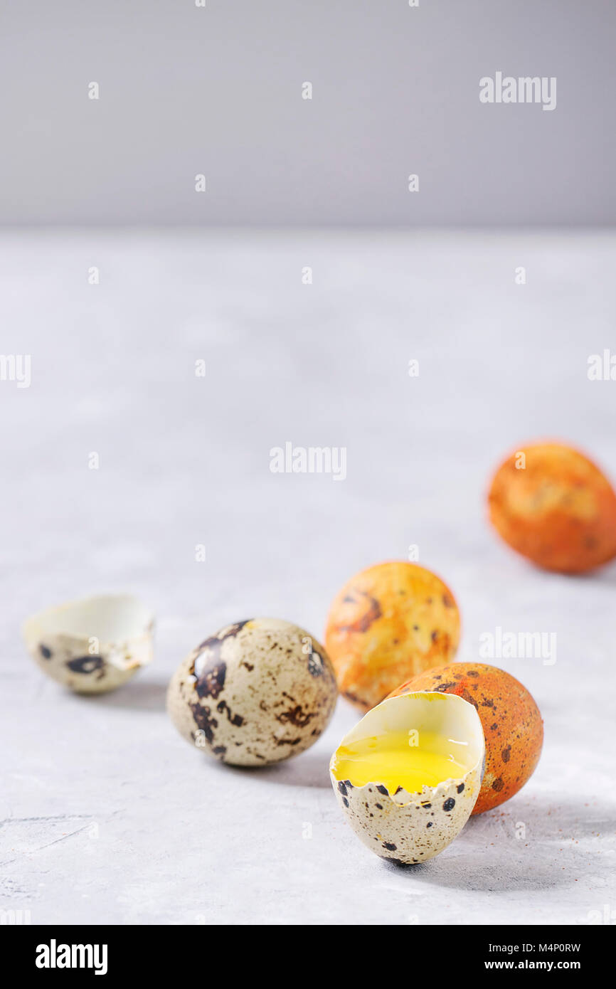 Carte de vœux de Pâques colorés avec de l'orange-jaune des oeufs de ...