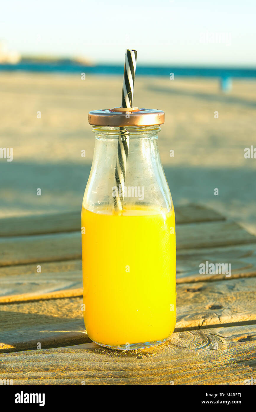 Le flacon en verre avec des jus de fruits tropicaux paille jus debout ...