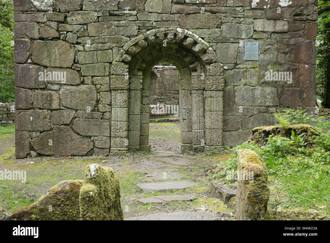 Église Romane En Ruine Banque d'image et photos - Alamy