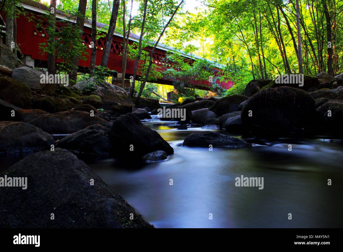Le Nissitissit pont piétonnier couvert de Brookline, NH longue ...