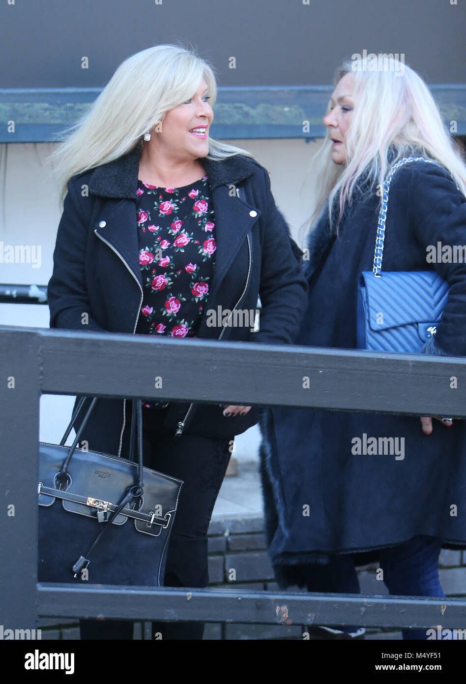 Samantha Fox et sa mère arrivant à ITV studios comprend : Samantha Fox ...