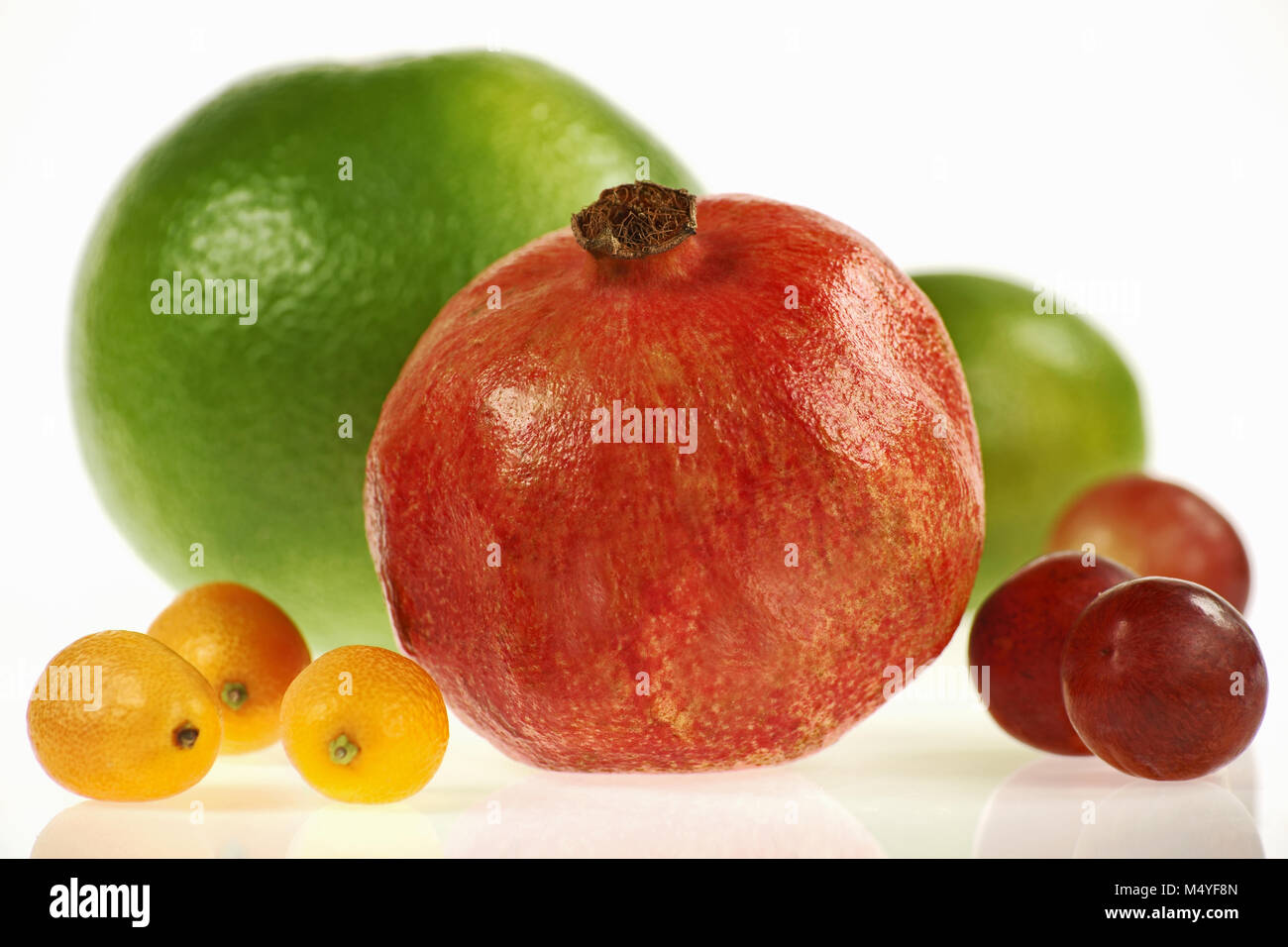 Fruits Sur Fond Blanc Banque d'image et photos - Alamy
