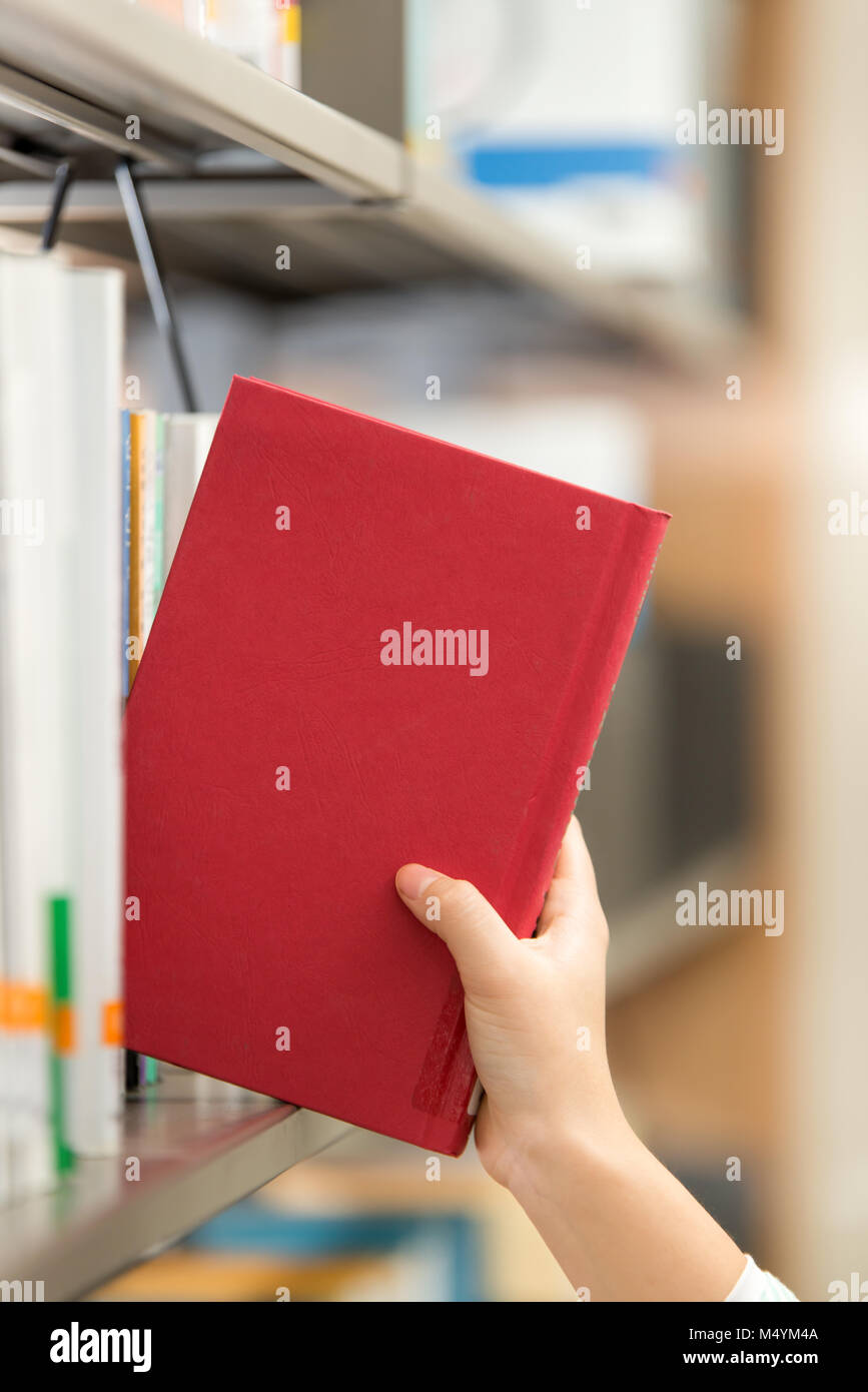 Femme livre à la main Banque de photographies et d’images à haute ...