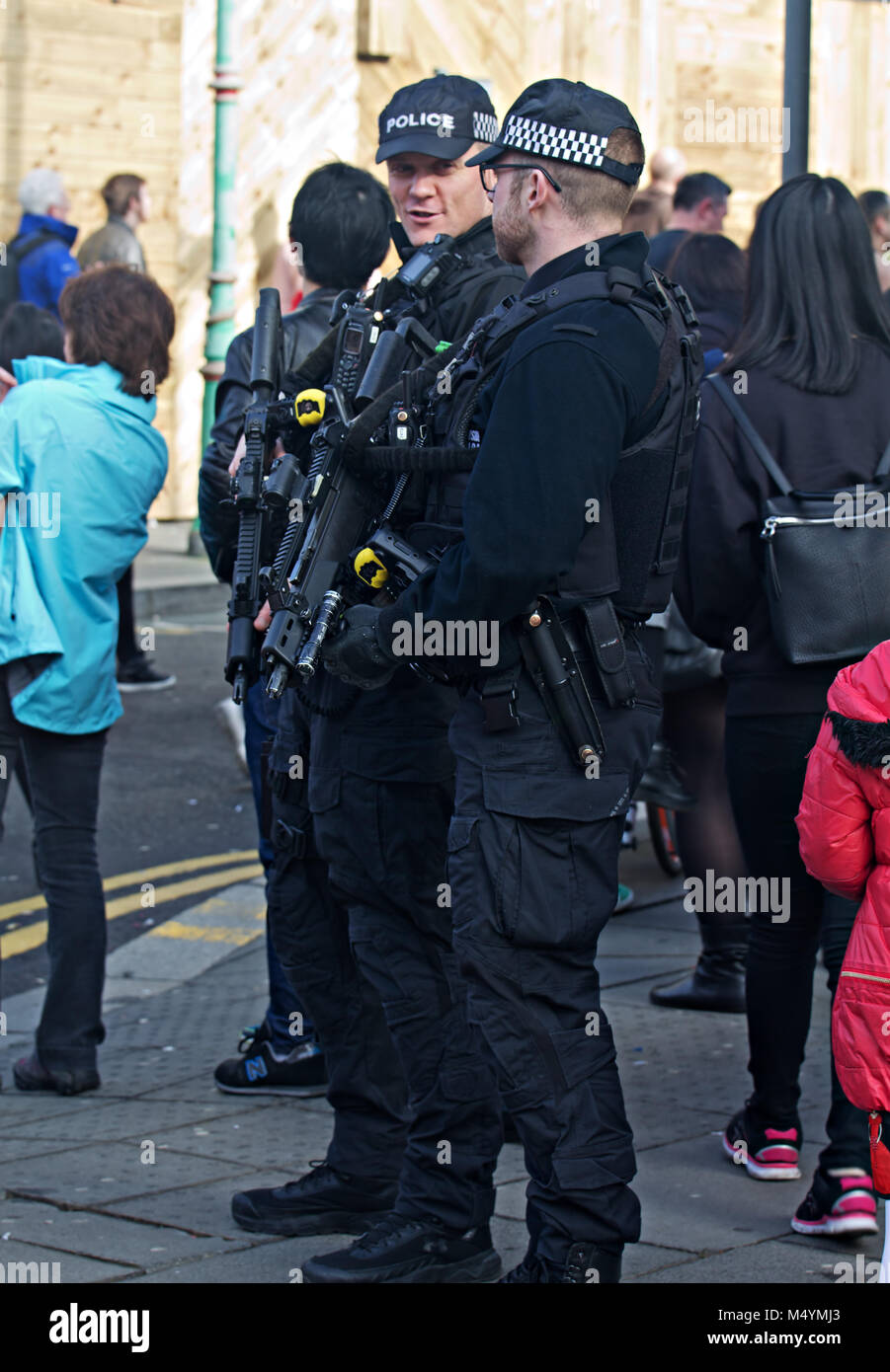 Uk armed police Banque de photographies et d’images à haute résolution ...