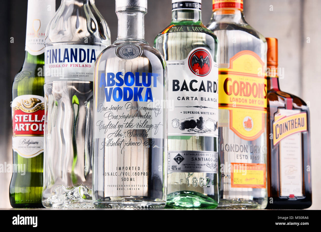 Assortiment de bouteilles d'alcool fort global brands Photo Stock - Alamy
