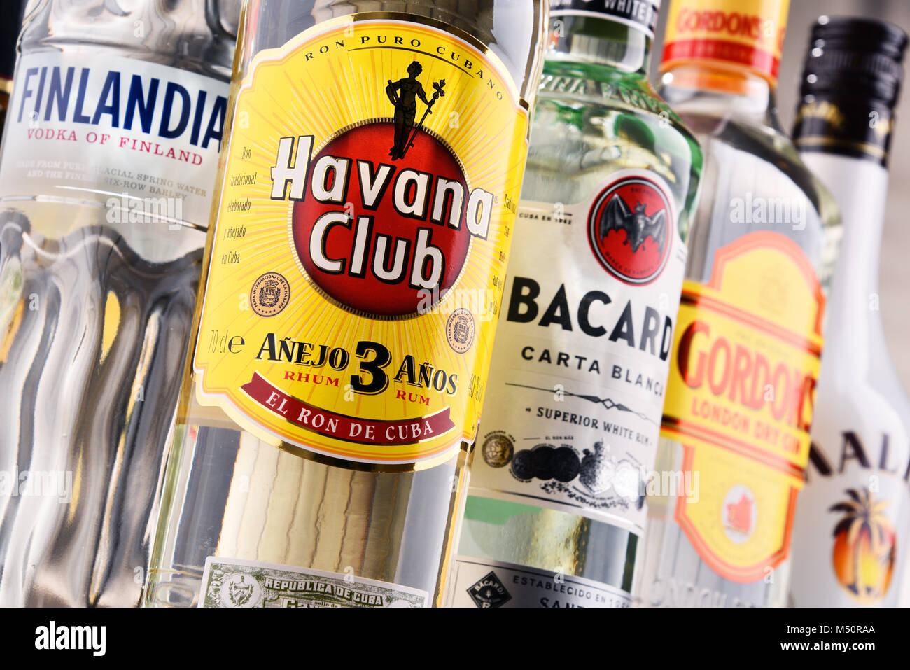 Bacardi rum bottles Banque de photographies et d’images à haute ...