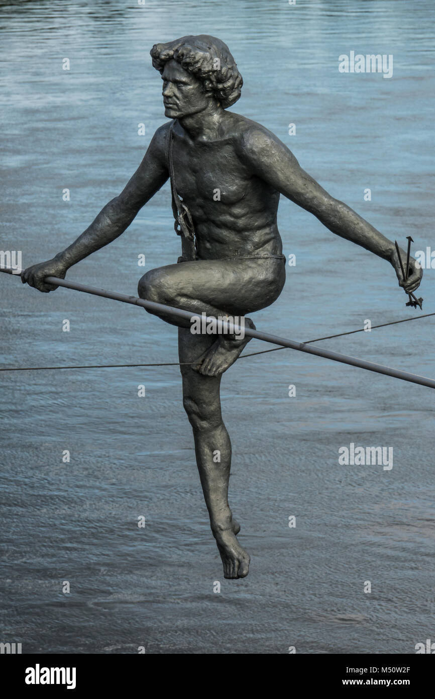 Tightrope walker sculpture Banque de photographies et d’images à haute ...