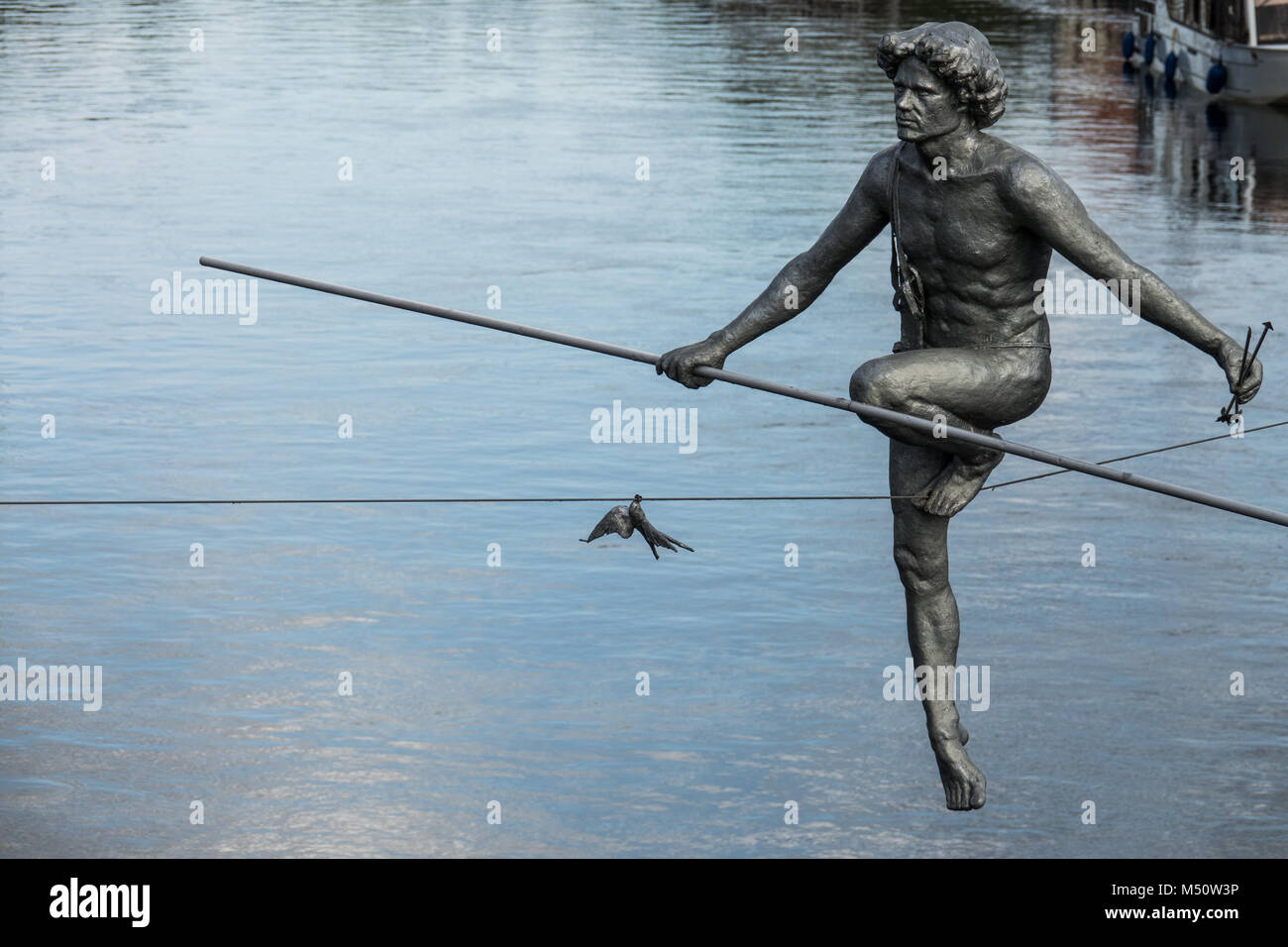 Tightrope walker sculpture Banque de photographies et d’images à haute ...