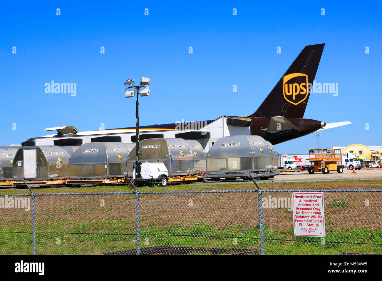 Ups avion cargo Banque de photographies et d’images à haute résolution ...