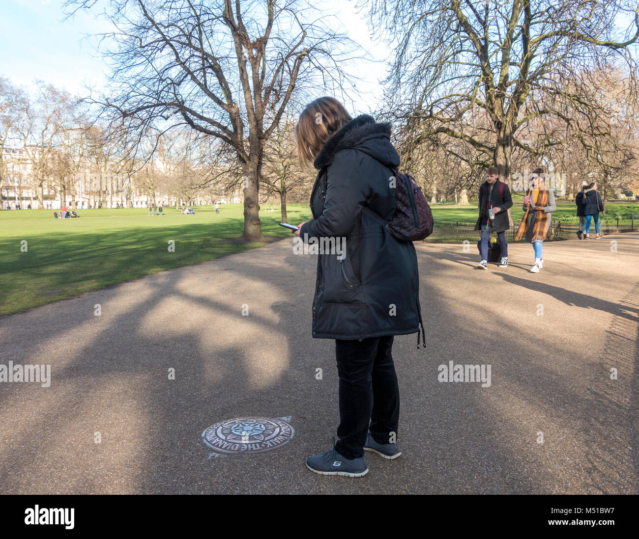 Woman taking photo de l'un des 90 plaques dans la masse, sur le Diana ...