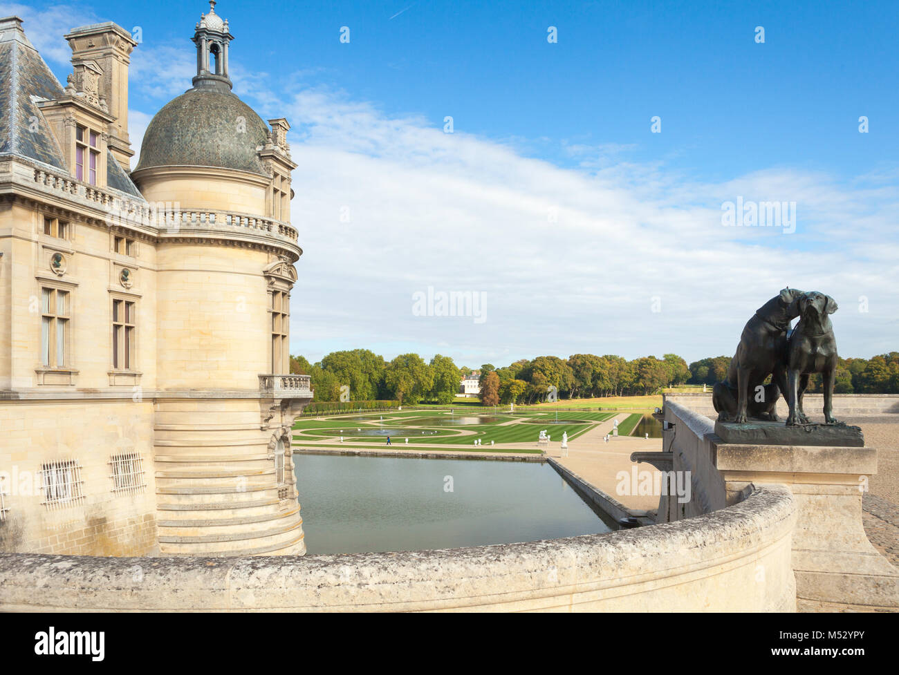 Chantilly castle statue Banque de photographies et d’images à haute ...