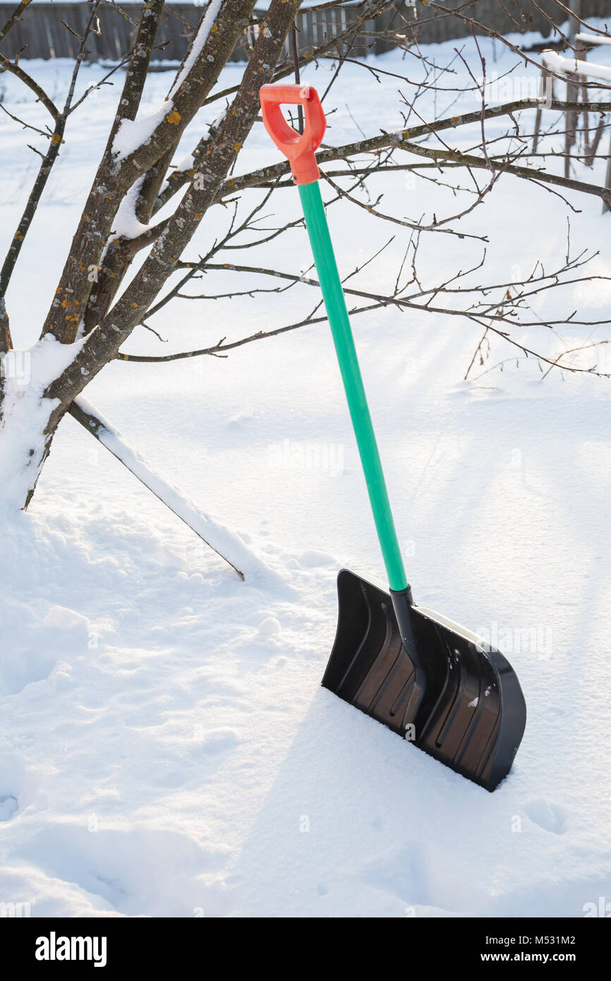 Pelle dans la neige Banque de photographies et d’images à haute ...