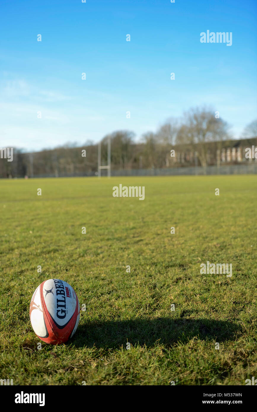 Un ballon de rugby sur un terrain de rugby à l'école du jeu Photo Stock ...