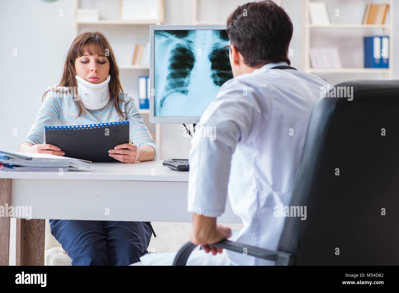 Jeune femme visiter radiologiste pour l'examen à rayons x Photo Stock ...