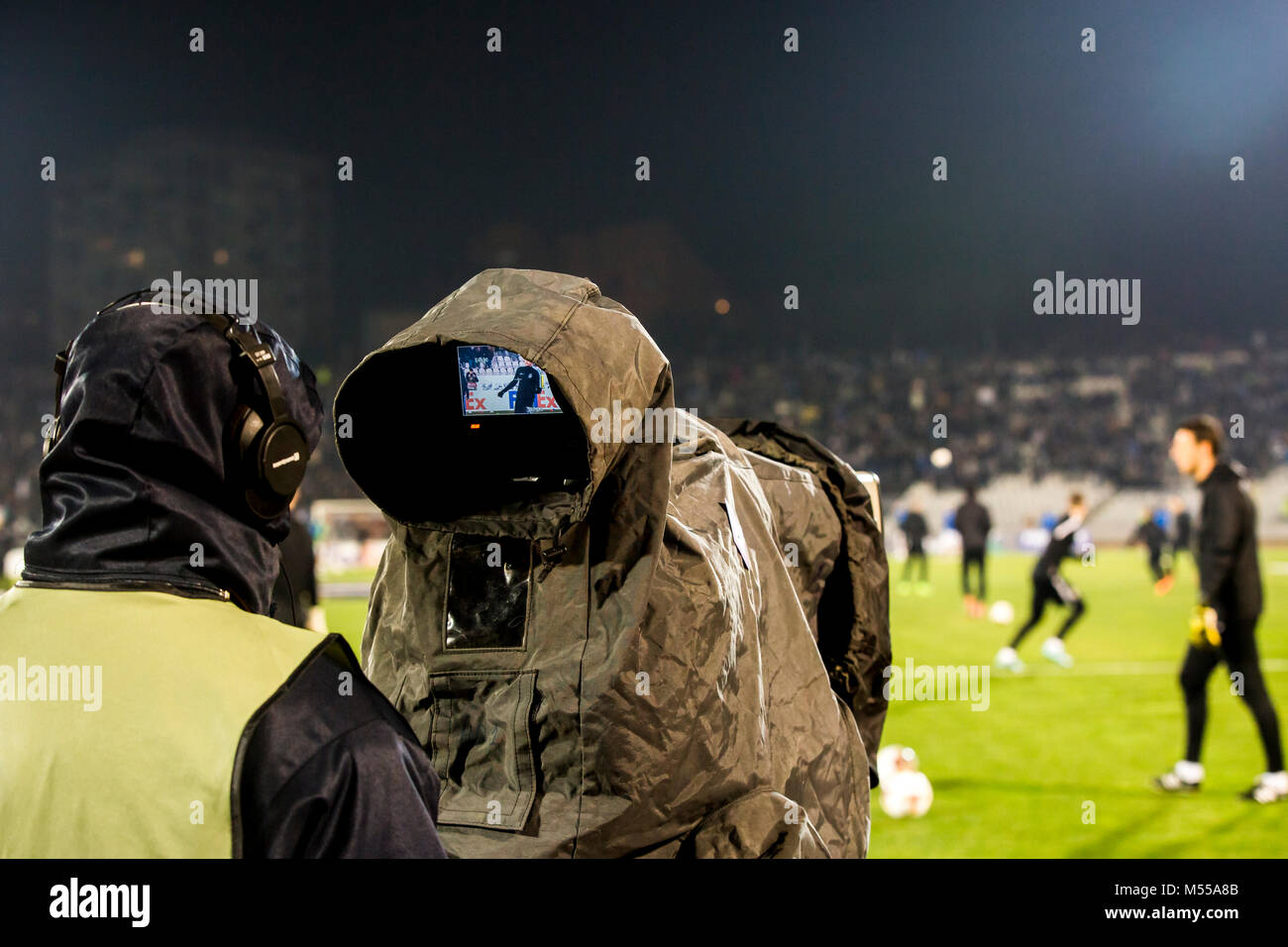 Caméra de télévision dans le stade lors des matches de football. caméra ...