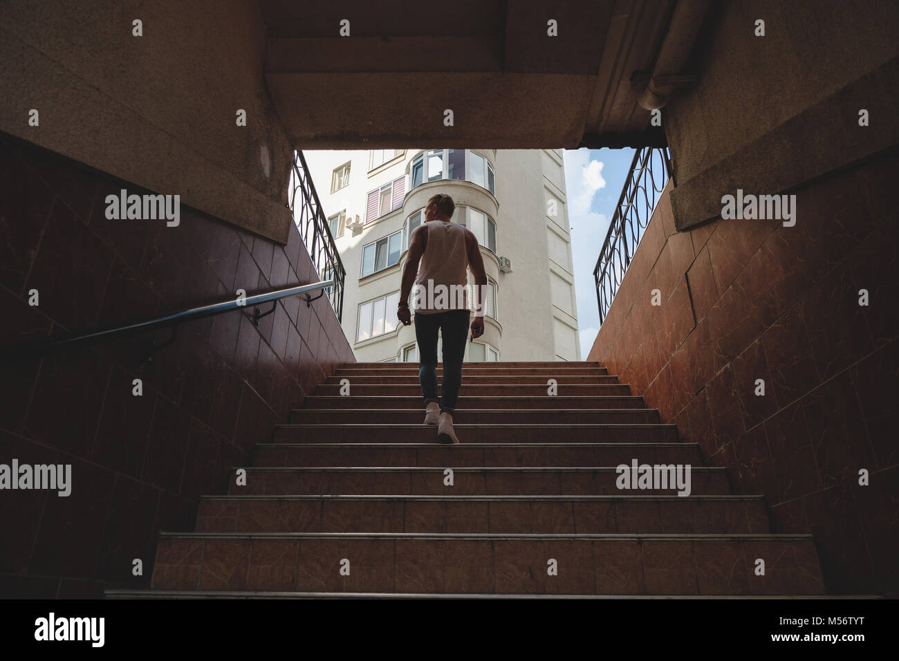 Homme qui monte les escaliers du passage souterrain Banque de ...