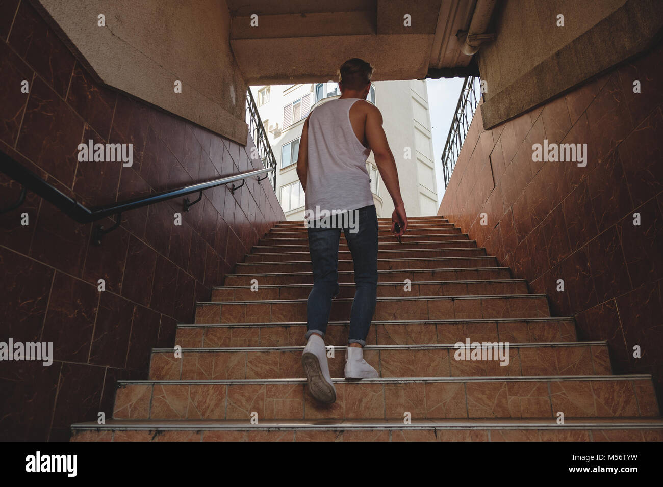 Homme qui monte les escaliers du passage souterrain Banque de ...
