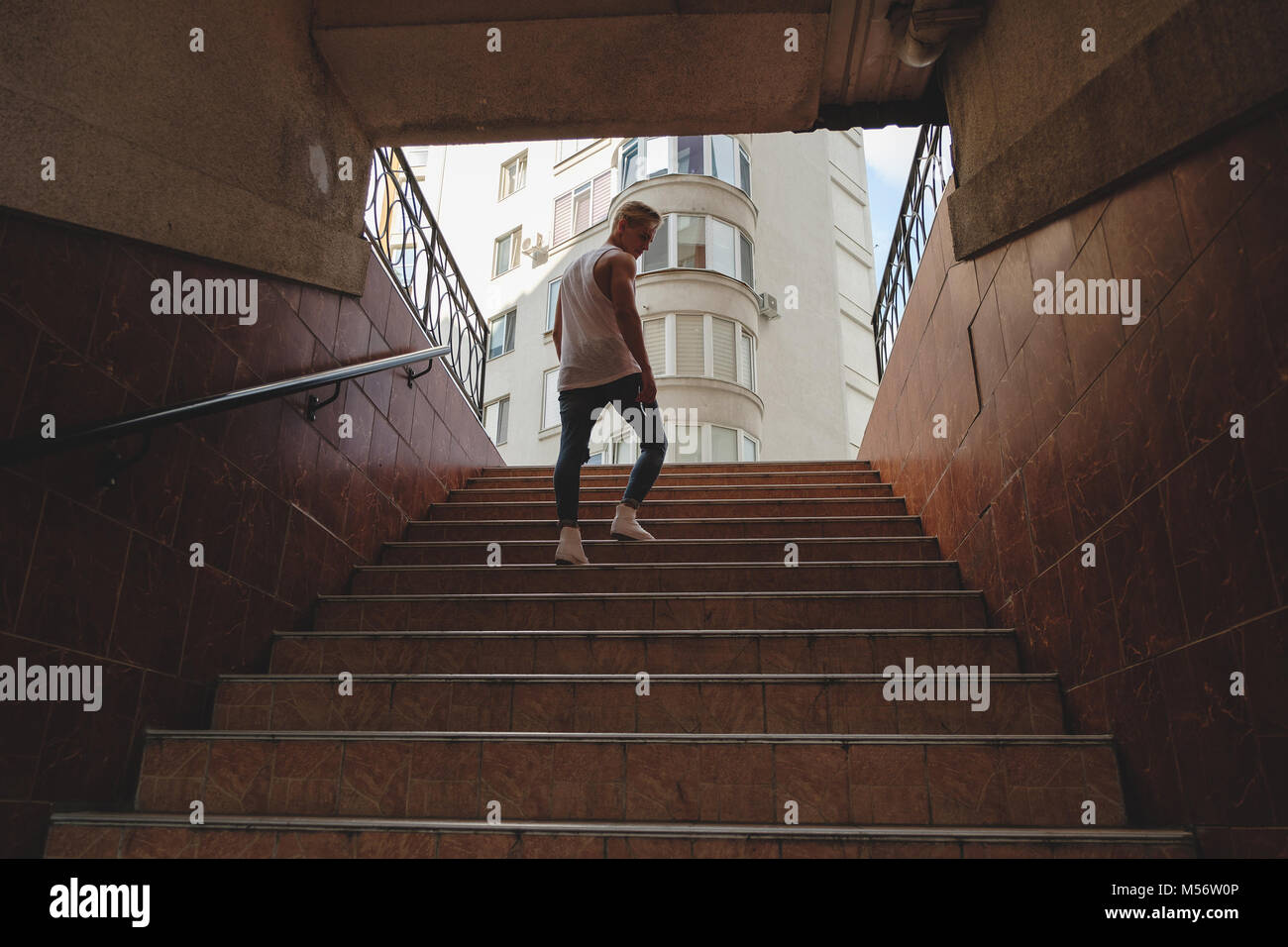 Homme qui monte les escaliers du passage souterrain Banque de ...