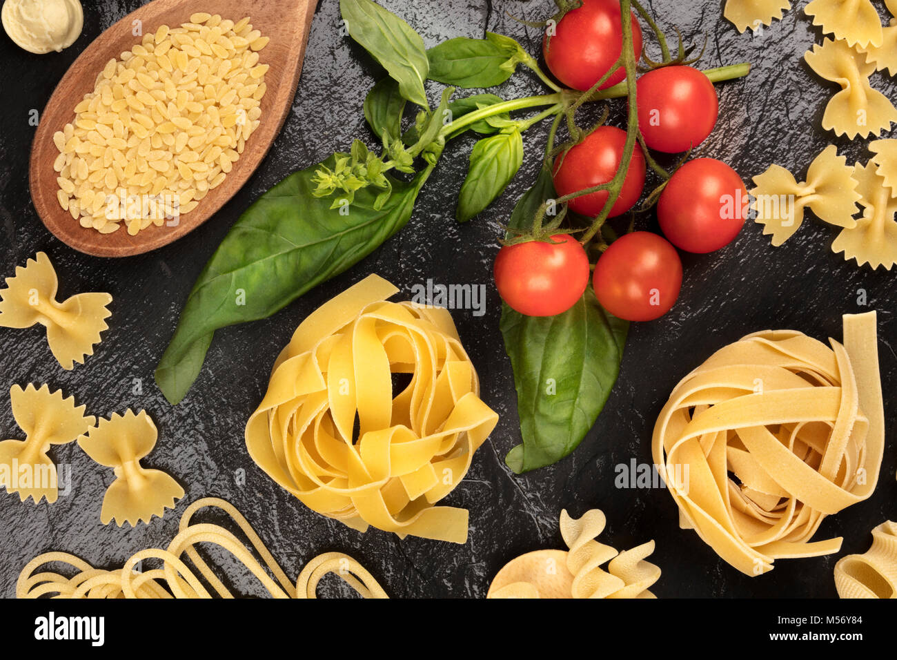 Photo prise à la verticale de différents types de pâtes sur noir Photo ...