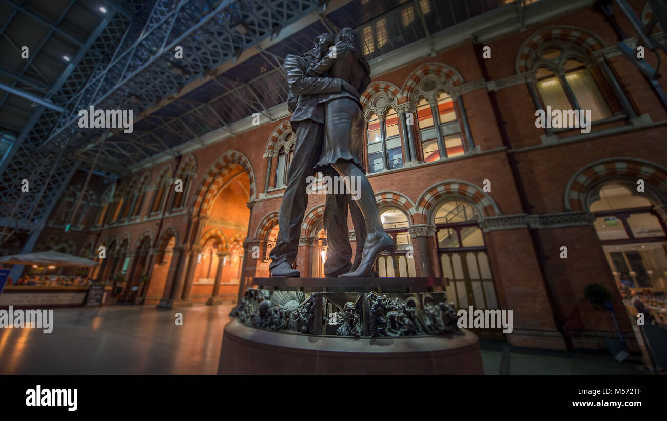 Lovers statue st pancras railway Banque de photographies et d’images à ...