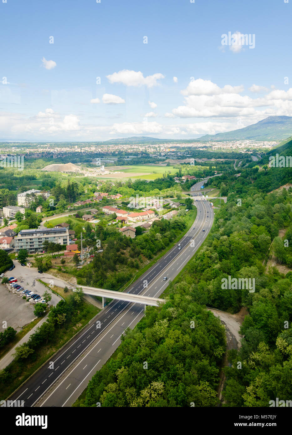 L'Autoroute A40 qui s'étend de Mâcon à Passy vu depuis le téléphérique ...