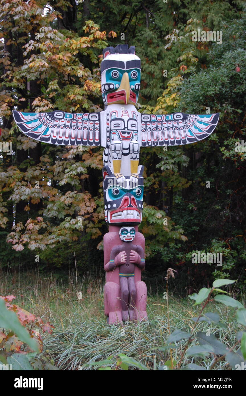 Indigenous totem poles stanley park vancouver Banque de photographies ...
