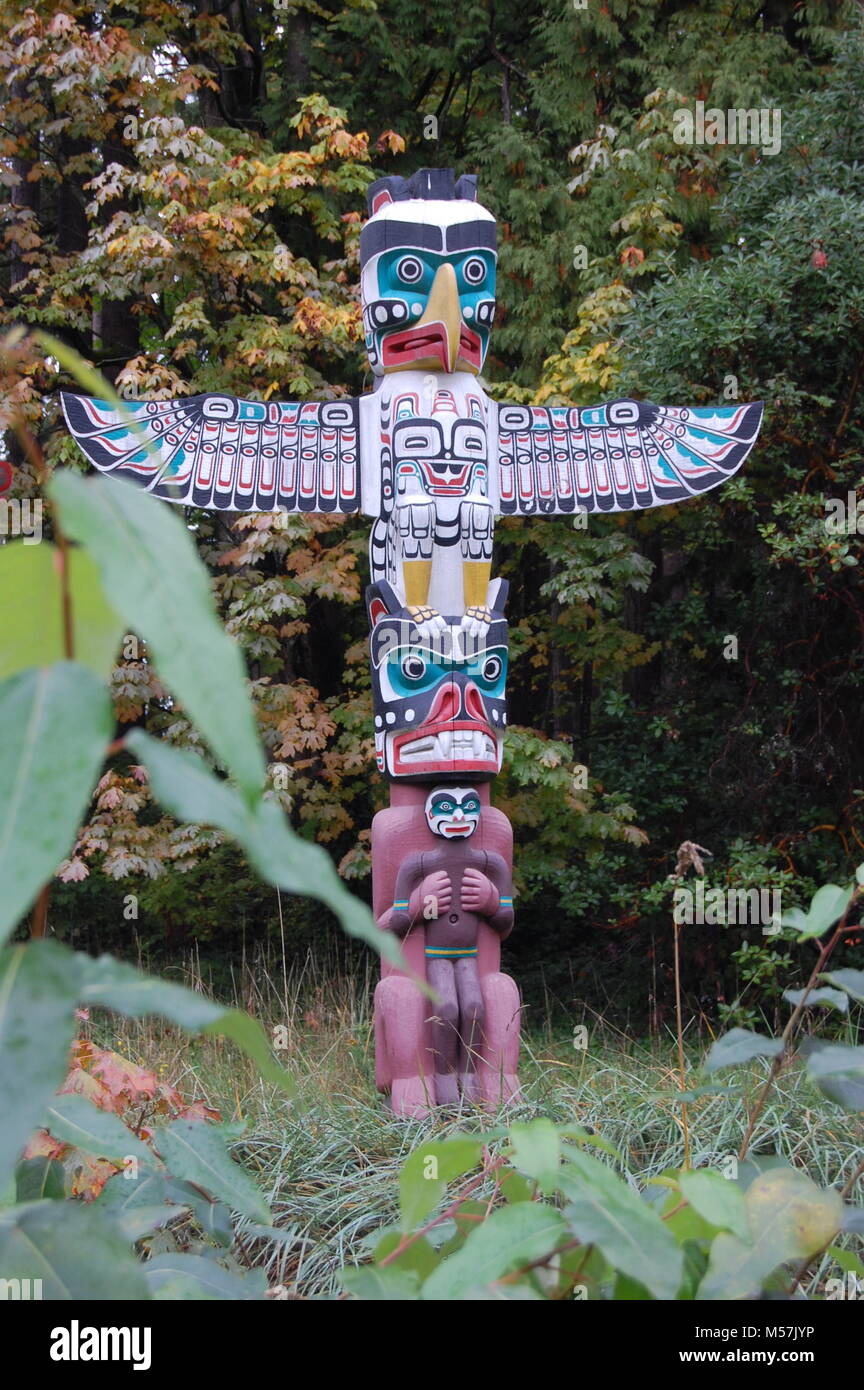 Indigenous totem poles stanley park vancouver Banque de photographies ...