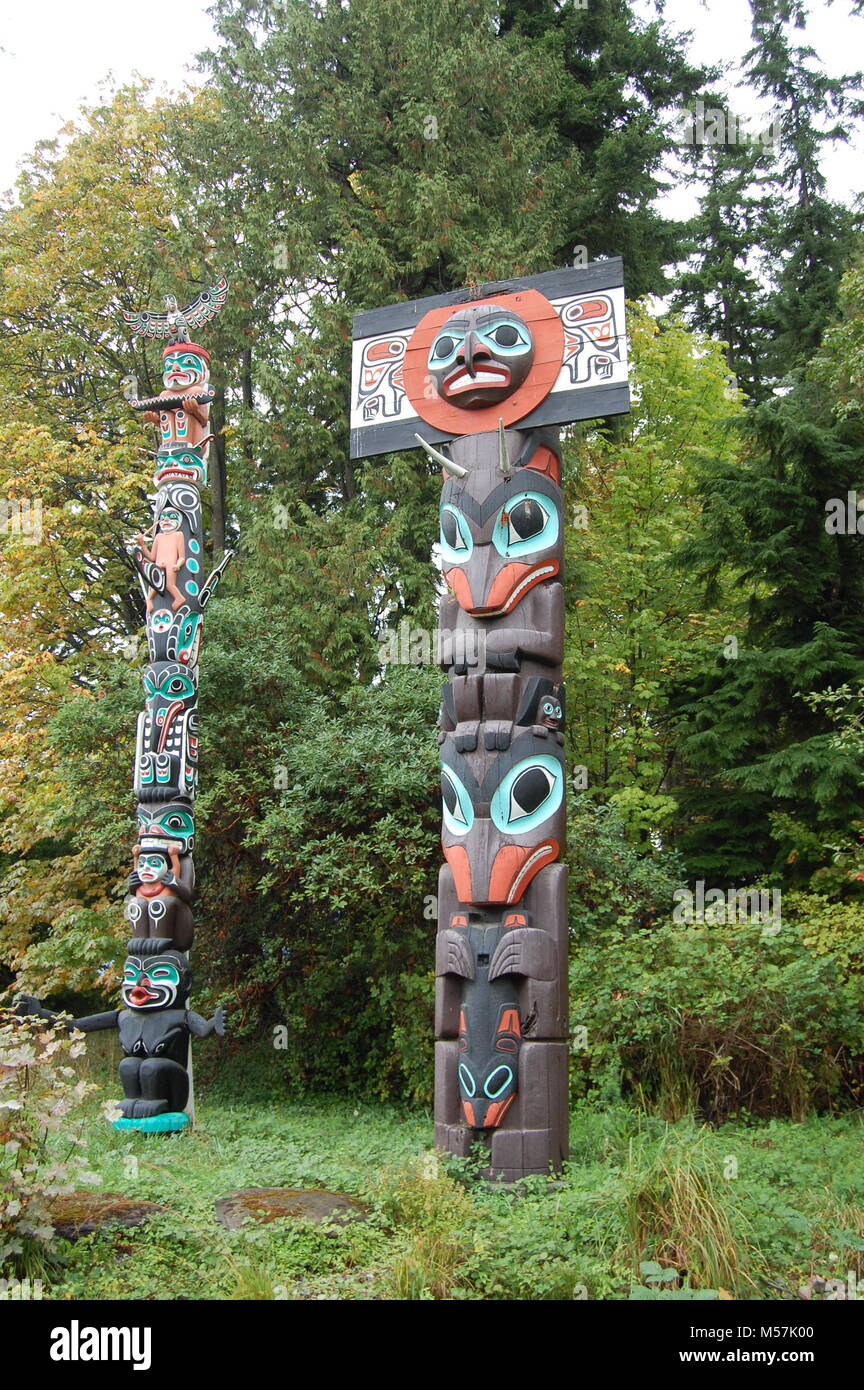 Indigenous totem poles stanley park vancouver Banque de photographies ...