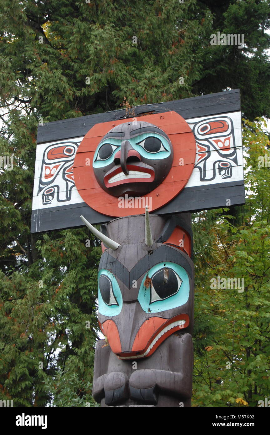 Art tree park totem painted Banque de photographies et d’images à haute ...