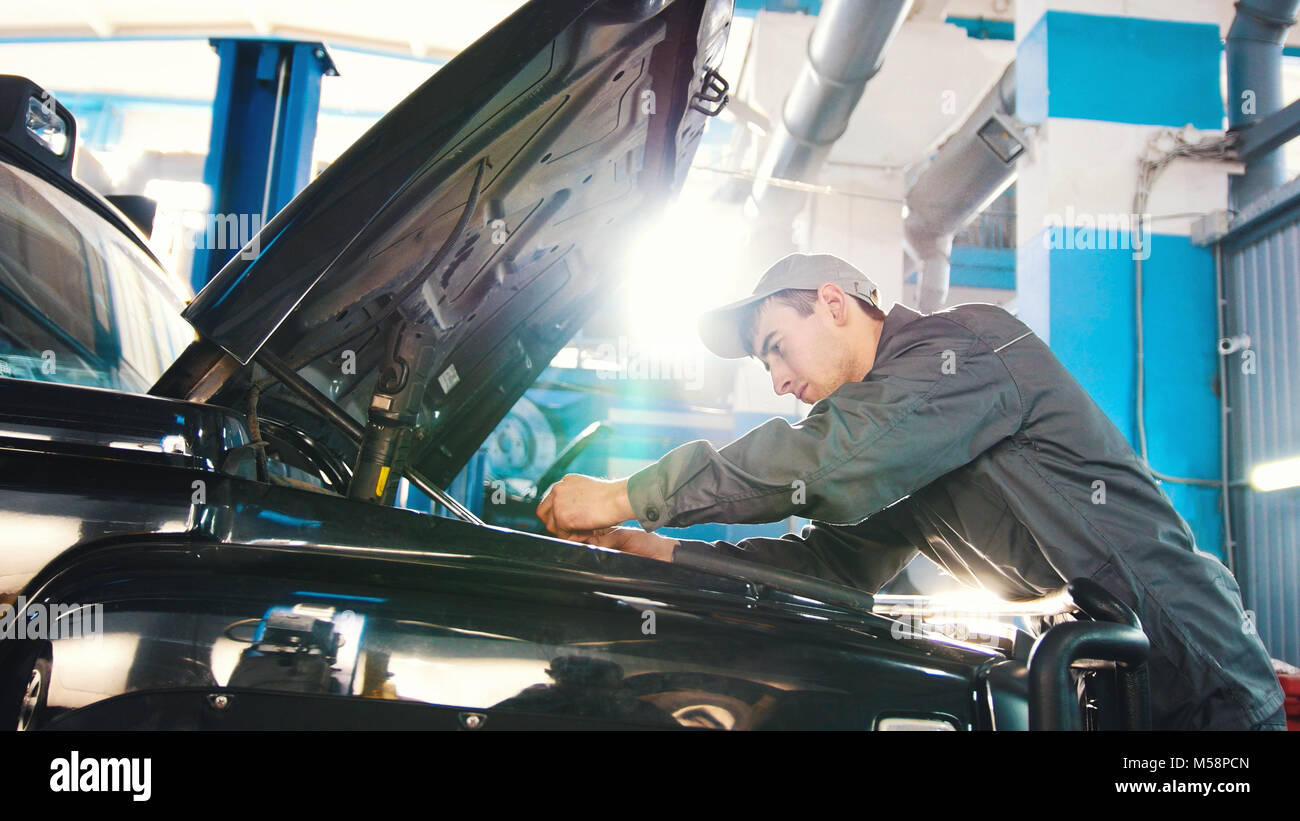 Mécanicien de voitures de service - réparation dans le compartiment ...