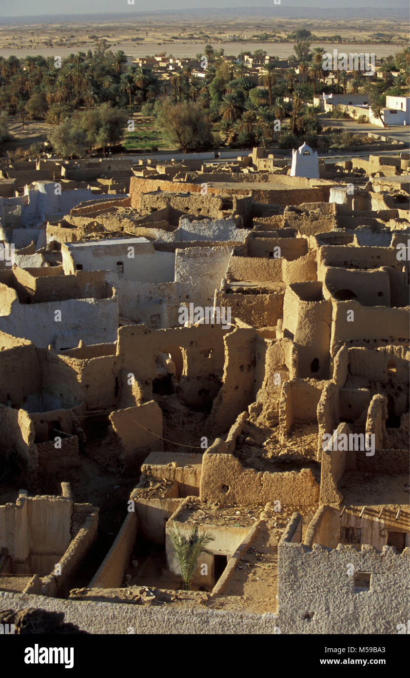La Libye. Oasis de Ghat. Ancienne ville. Donnant sur les ruines de ...