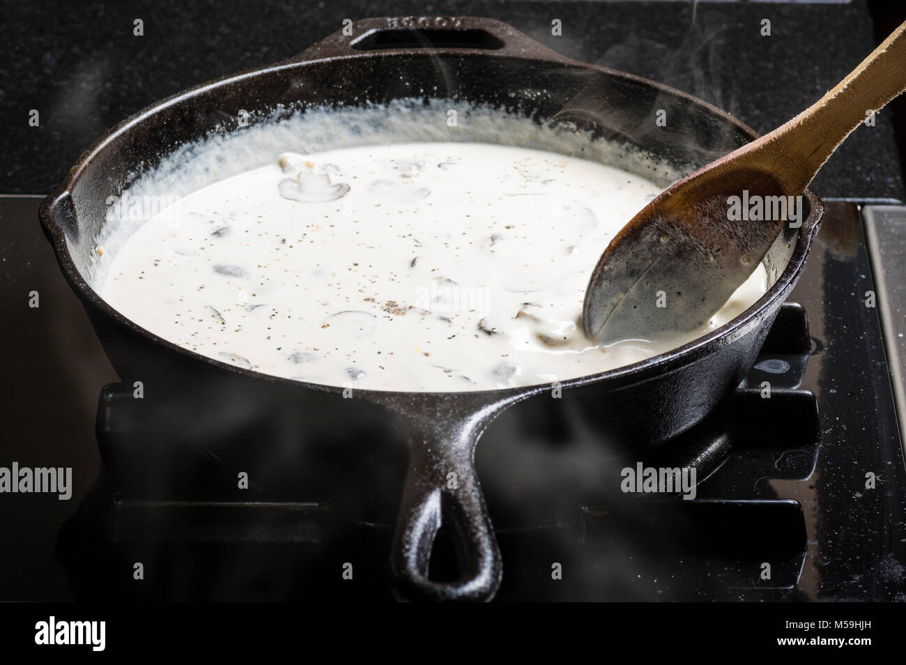 Faire une sauce aux champignons ou la sauce dans une poêle en fonte ou ...