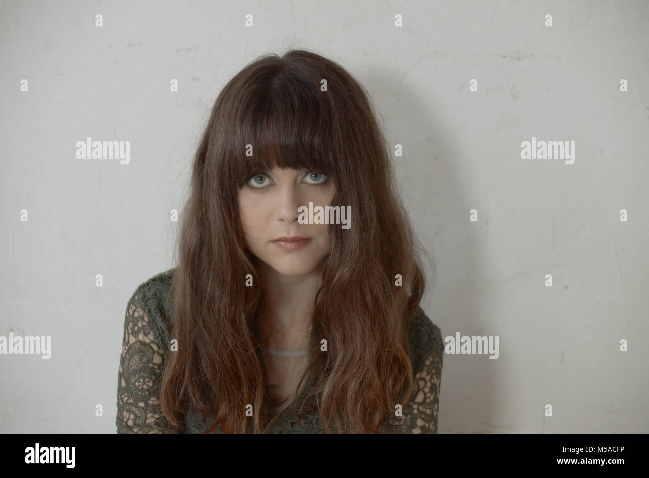 Portrait d'une belle jeune fille avec de longs cheveux noirs et les ...