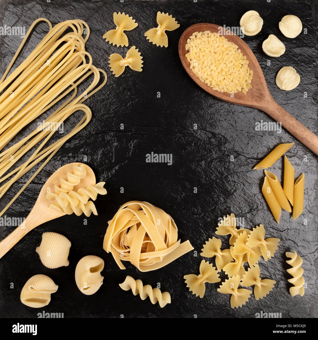Photo prise à la verticale de différents types de pâtes sur noir Photo ...